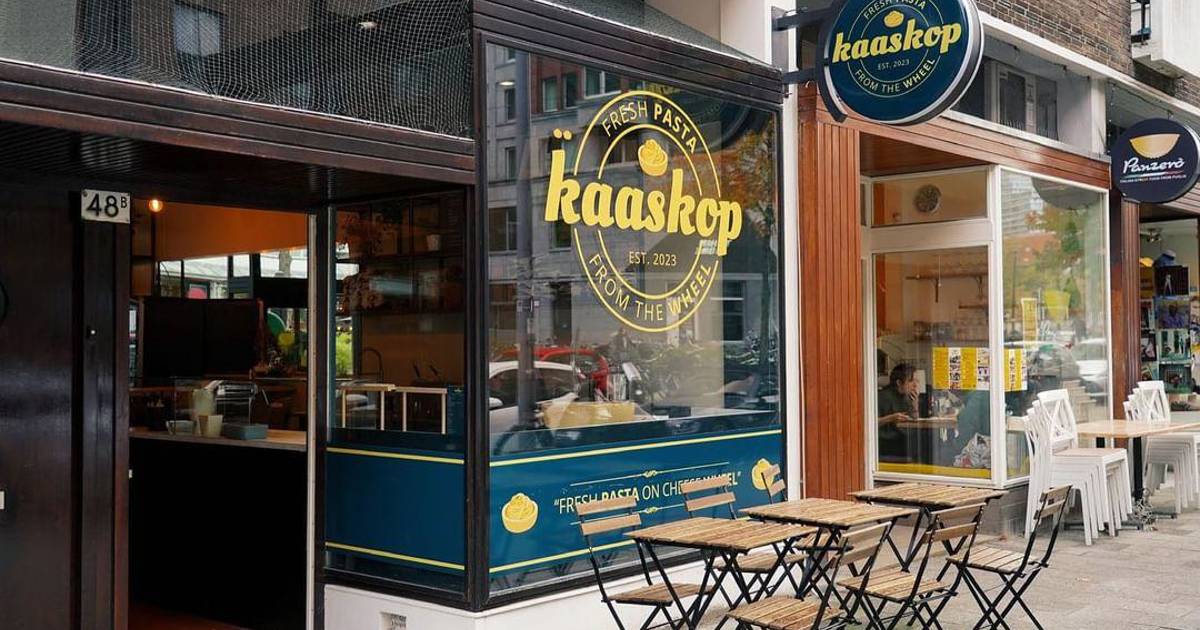 Kaaskop roert vers gemaakte pasta’s door een Parmezaans kaaswiel ...