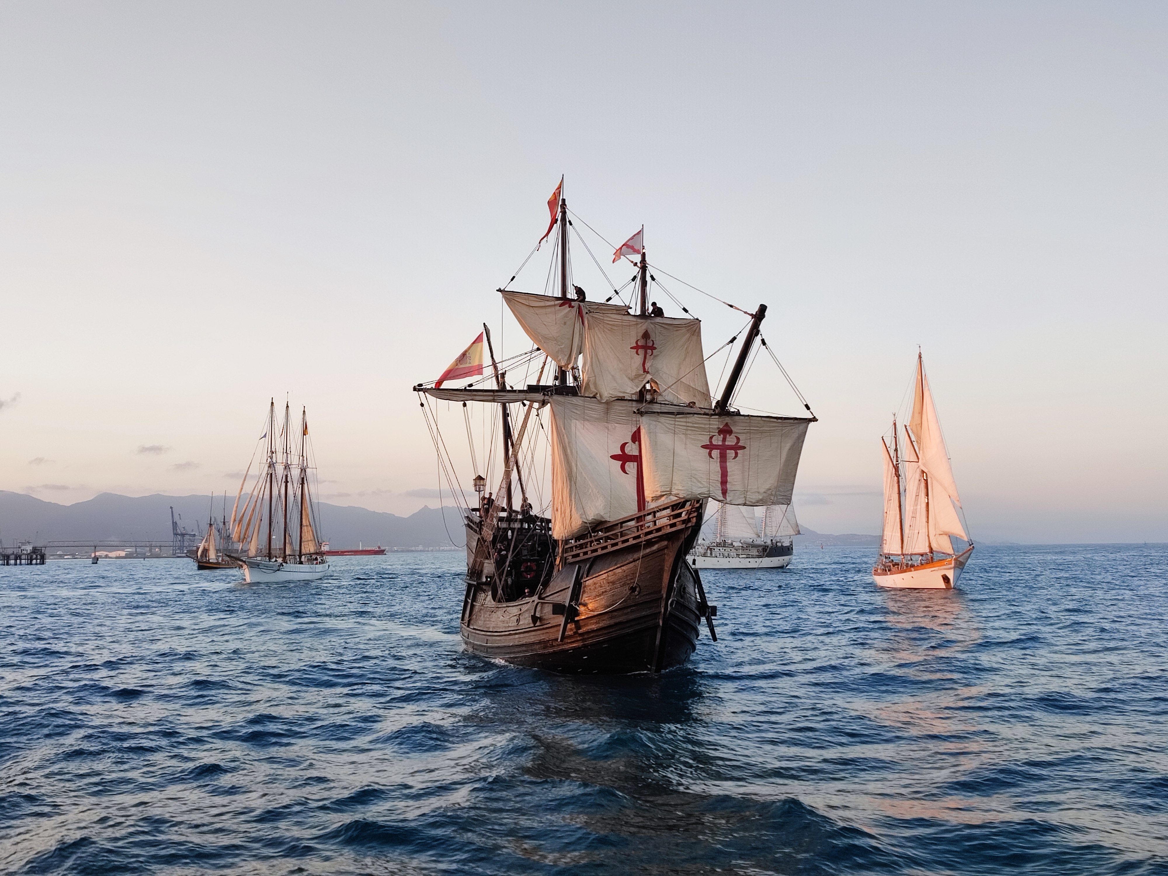Stap aan boord van historisch schip Nao Victoria in de Veerhaven ...