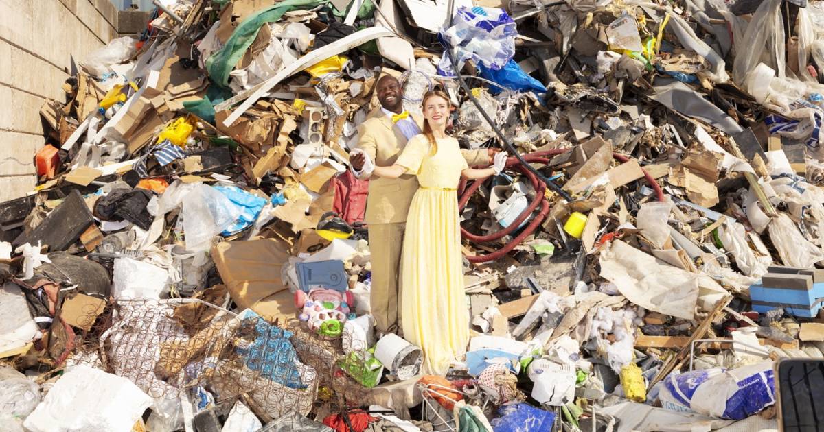 An expressive dance performance on a pile of rubbish - Uitagenda Rotterdam