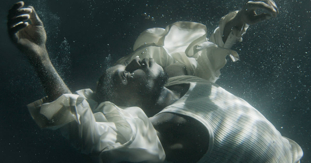 Alida Dors zelf op het podium tijdens haar nieuwe voorstelling Closed ...