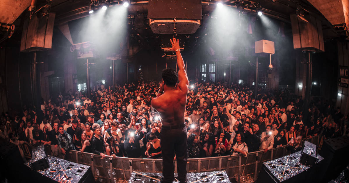 Ronnie Flex, Jonna Fraser en Bokoesam naar TIKTAK Kingsnight in de ...